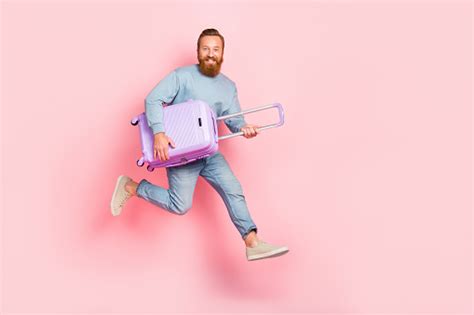 분홍색 배경에 고립 된 여행 가방을 들고 뛰어 오르는 기쁨 평온한 사람의 전체 크기 사진 35 39세에 대한 스톡 사진 및 기타 이미지 35 39세 걷기 계단