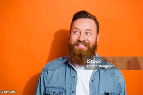 낙관적 인 젊은 아일랜드 남자 빨간 머리 웃는 모습 빈 공간 만족 열린 이발소 프로모션 오렌지 색상 배경에 고립 된 근접 촬영 사진 감정에 대한 스톡 사진 및 기타 이미지