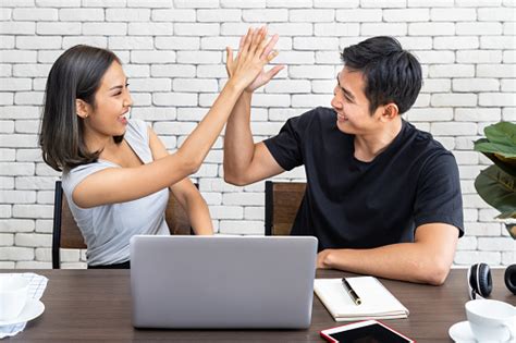 아시아 남자 남편 동기 조언 아내 여자 프리랜서 일 에 집에서 제공 서로 Hi 5 하이 파이브에 대한 스톡 사진 및 기타 이미지 하이 파이브 커플 아시아인 Istock