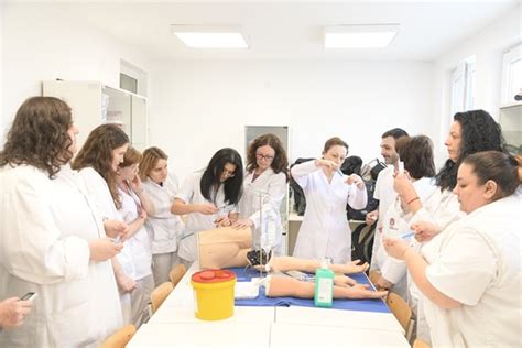 Една медсестра на двама тежко болни