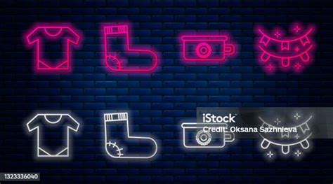 세트 라인 아기 양말 옷 아기 변기 아기 Onesie와 플래그카니발 화환 벽돌 벽에 빛나는 네온 아이콘 벡터 0명에 대한 스톡 벡터 아트 및 기타 이미지 Istock