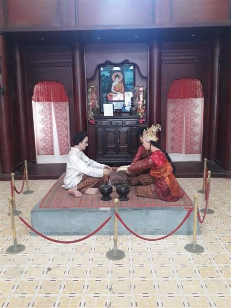 សារមន្ទីរ ៚ប្រវត្តិសាស្ត្រនឹងមនោគមន៍ History And Ideology