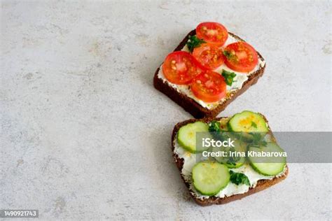 회색 테이블에 오이 토마토 다진 파슬리를 곁들인 샌드위치 복사 공간 0명에 대한 스톡 사진 및 기타 이미지 0명 개체 그룹 건강한 생활방식 Istock