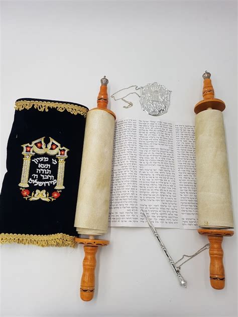 Judaica Beautiful Sefer Torah Scroll Hebrew Jewish Bible 48 Cm Pointer