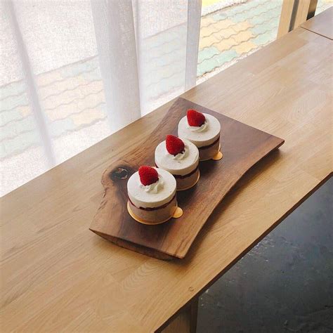 카페 우든 오늘 조각케이크 는 딸기떡케이크 입니다 부드러운 딸기설기 위에 딸기과육 씹히는 맛있는