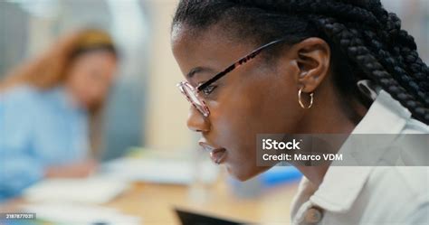 대학 연구 교육 및 프로젝트 논문을 위해 도서관에서 여성과 함께 읽기 공부 및 안경 대학생 장학금 학교 및 학습을위한 사람과의