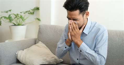 20년간 재채기·콧물이 줄줄줄 이 남자 콧속에 주사위 경악