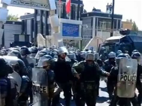 حمله ماموران به معترضان شرکت‌کننده در خاکسپاری مهسا امینی ایران