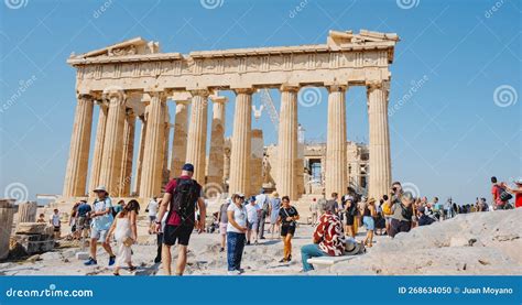 Multitud De Visitantes En El Partenón De Atenas Grecia Imagen Editorial