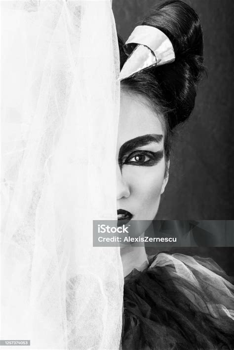 흰색 천으로 덮여 반 얼굴과 흑백 배경에 그래픽 검은 색 메이크업으로 그린 반 얼굴백인 갈색 머리 천사와 악마의 개념 가리기에 대한 스톡 사진 및 기타 이미지 Istock