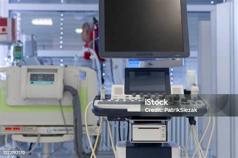 초음파 기계 의료 인공 호흡기 및 투석 기계에 연결된 배경 환자에 코로나바이러스 코비드19에 의한 폐렴 환자를 치료할 수 있는 곳 중환자 치료에 대한 스톡 사진 및 기타