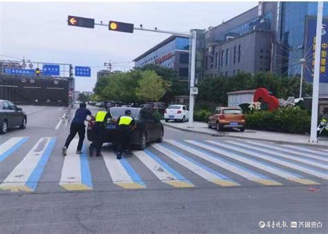 车辆抛锚停路中莘县执勤交警推车保畅通 道路 处置 情况