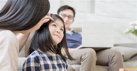 거실에서 함께 시간을 보내는 행복한 아시아 가족의 초상화 가족 및 가정 개념 사진 Unsplash의 기쁨 이미지