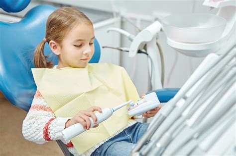 치과 의사의 사무실에서 작은 환자 시뮬레이션 모델의 예에 치아를 청소하는 아이를 가르치는 양치질에 대한 스톡 사진 및 기타 이미지 Istock