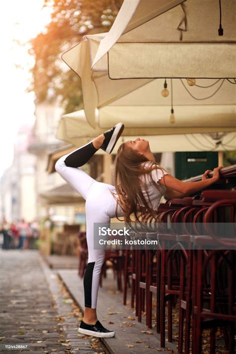 스포츠 체육 슬림 여자 스트레칭 하 고 운동 시 일몰 빛에서 거리에 가냘픈에 대한 스톡 사진 및 기타 이미지 가냘픈 거리 건강한 생활방식 Istock