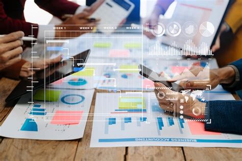 사업가 손 프로젝트 매니저 작업 및 업데이트 작업과 Gantt 차트 스케줄링 스마트 폰 태블릿 및 노트북 사무실에서 가상
