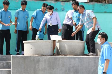 นางขวัญใจ เกตุอุดม ผู้อำนวยการสถานศึกษา คณะครูและนักเรียนร่วมกันปลูกผัก โครงการปลูกผักรักษ์โลก