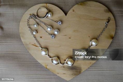 실버 장식 귀걸이 반지 진주 다이아몬드 보석 베이지색 배경에 Rhinestones와 목걸이와 발렌타인의 날에 대 한 나무 마음 0명에 대한 스톡 사진 및 기타 이미지