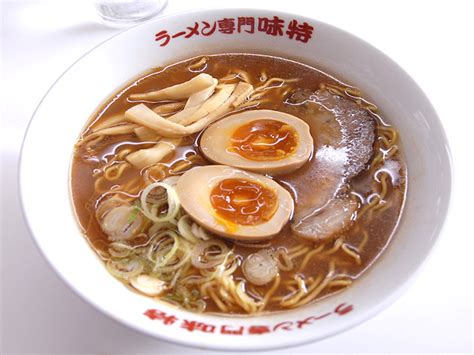 醤油ラーメン＠味特豊岡店（旭川ラーメン） 醤油ラーメンプラス味玉のトッピングつき。 味玉はプラス50円。 （2007