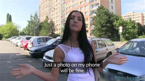Пикапер снял брюнетку и трахнул в машине