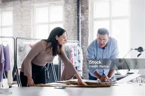 스튜디오에서 새로운 의상 디자인을 함께 작업하는 두 명의 패션 디자이너 남자에 대한 스톡 사진 및 기타 이미지 남자 노인 서 있기 Istock