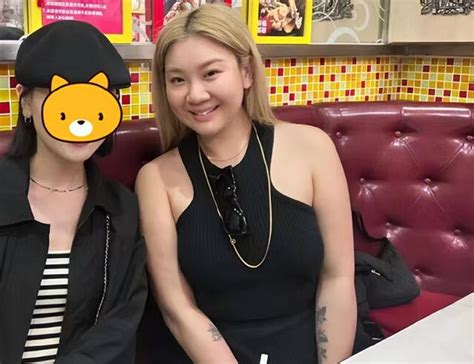 网友香港餐厅偶遇郑欣宜暴瘦明显 大方合照对镜甜笑状态佳新浪图片
