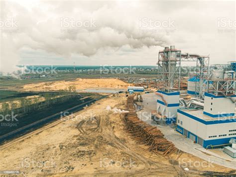 나무 가공 공장에서 굴뚝에서 연기 푸른 하늘의 하얀 연기 생태의 문제 공장 산업 건물에 대한 스톡 사진 및 기타 이미지 공장 산업 건물 공중 뷰 관 튜브 Istock