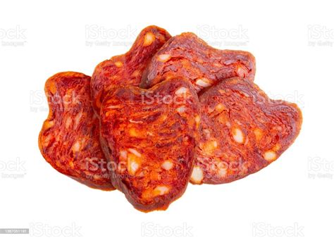 흰색 배경에 고립 된 쿨렌 조각 전통적으로 크로아티아와 세르비아에서 생산 된 붉은 파프리카와 다진 돼지 고기로 만든 고기 소시지 소시지에 대한 스톡 사진 및 기타 이미지