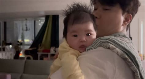 박수홍 생후 45일 된 딸 보며 엄마 닮아 예뻐 팔불출 아빠행복해다홍