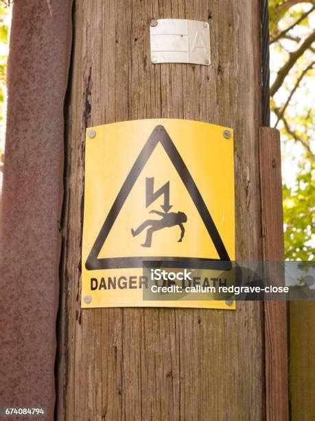 삼각형 및 나무 전기 극 철 탑에 번개 볼트 죽음 표시의 노란색과 검은색 위험 0명에 대한 스톡 사진 및 기타 이미지 0명 경계 표지 고압 전류 주의 Istock