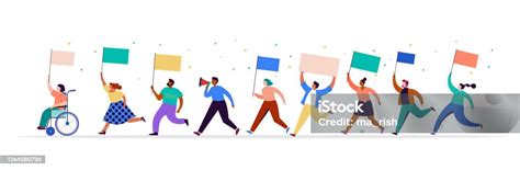 깃발과 플래카드를 들고 있는 시위대의 군중 정치 회의 행진 시위 퍼레이드 남성과 여성 운동가의 그룹 벡터 일러스트레이션 기에 대한 스톡 벡터 아트 및 기타 이미지 Istock