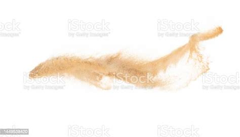 작은 크기의 좋은 모래 비행 폭발 황금 곡물 파도가 폭발합니다 추상 구름 비행 노란색 모래가 공기 중에 실리카를 튀깁니다 흰색 배경 격리된 고속 셔터 프리즈 샷 던지기 고속