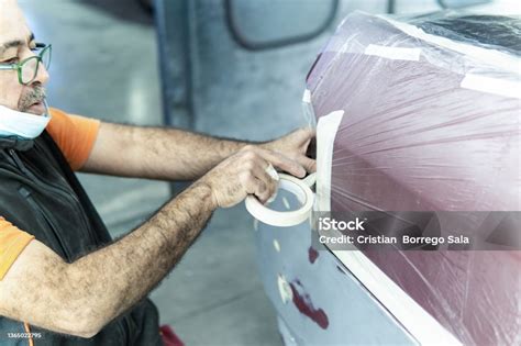 자동차를 준비하는 자동차 정비사 그림차고 작업장에서 자동차의 가장자리 보호 수리점에 대한 스톡 사진 및 기타 이미지 수리점