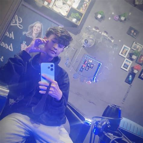 ßīnglē Tørch Lïght Robertsonwangkheimayu • Threads Say More