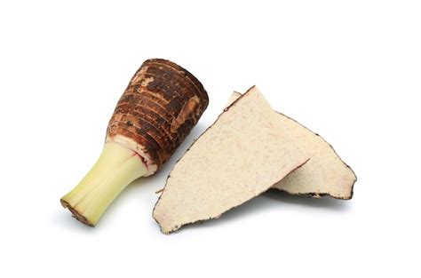 Корень таро и поперечное сечение, изолированные на белом фоне ...