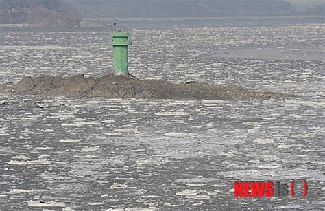 얼어붙은 바다와 외로운 등대