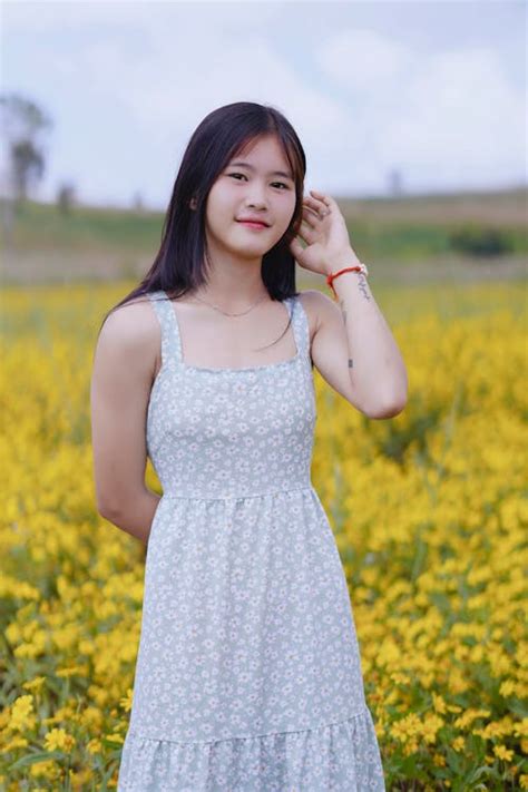 경치 계절 고요한 꽃 무늬 꽃무늬 드레스 꽃밭 노란 꽃 농촌의 들판 모델 미소 짓는 밝은 봄 서 있는 식물의 신선 아름다움 야외에서 여름