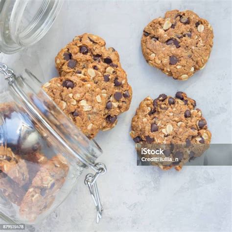 Flourless 글루텐 무료 땅콩 버터 오트밀 유리 항아리 평면도 광장에서 초콜릿 칩 쿠키 0명에 대한 스톡 사진 및 기타 이미지 Istock