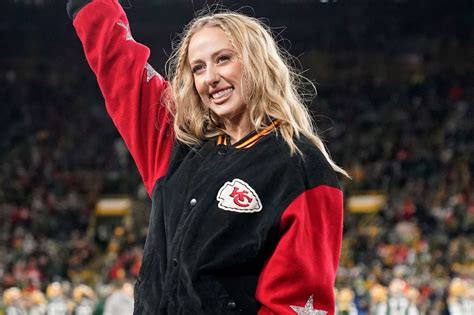 See Brittany Mahomes Racy Si Swimsuit Modeling Photos