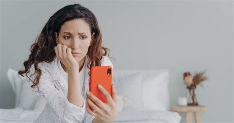 People Who Rely On Social Media For Validation Usually Display These 8 Behaviors Without