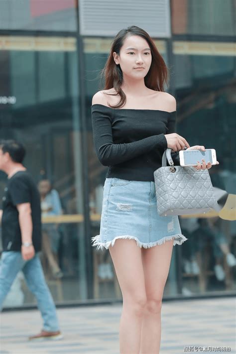 黑色紧身抹胸小衫搭配牛仔碎边短裙时尚御姐范十足 搜狐大视野 搜狐新闻