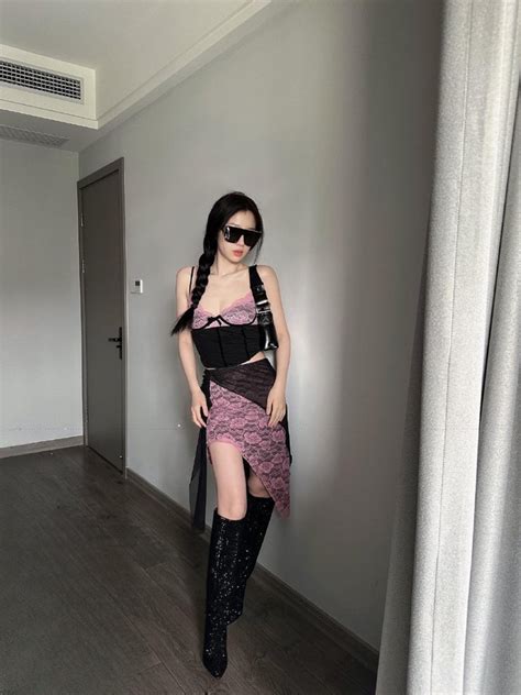 Lên thẳng hot search xứ Trung vì diện đồ ren sexy đi làm Ngu Thư Hân liệu có đáng bị chỉ trích