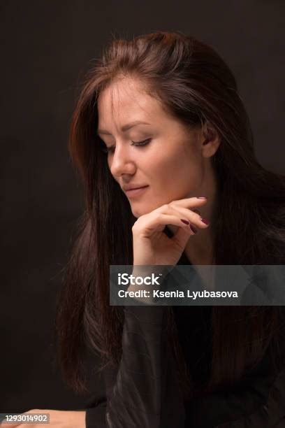 화려한 긴 머리 갈색 머리와 아름다운 로맨틱 신비젊은 여자 검은 배경 초상화 천연 피부와 주름 샴푸 광고에 스튜디오 촬영 20 29세에 대한 스톡 사진 및 기타 이미지