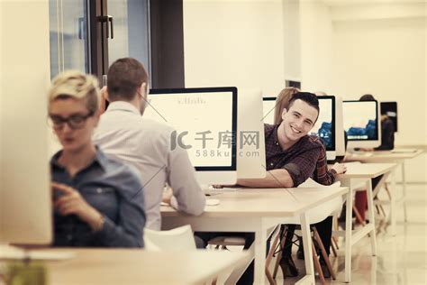 创业企业，在台式计算机上工作的软件开发商高清摄影大图 千库网