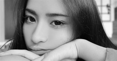 실내 갈색 머리 감정적 인 고요한 긴 머리 내성적 인 눈 디테일 미니멀한 부드러운 빛 블랙 앤 화이트 사색 중인 손 수심에 잠긴 아름다운 얼굴