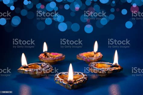 해피 디 왈 리클레이 Diya 램프 Dipavali 빛 축제의 힌두교 축제 동안 불 공휴일에 대한 스톡 사진 및 기타 이미지 공휴일 다중 색상 디야 램프 Istock