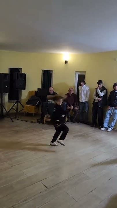 პატარა ბიჭის უმაგრებს შესრულება Youtube