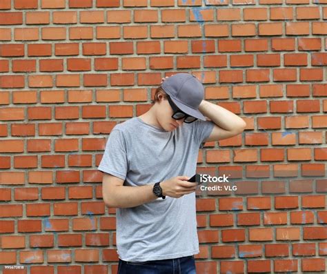 10 대 소년 입력 텍스트 메시지입니다 스마트 휴대 전화를 사용 하 여 가을에 대한 스톡 사진 및 기타 이미지 가을 거리 걷기 Istock