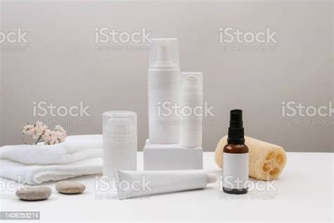브랜딩 모형을위한 빈 라벨이있는 화장품 병 용기 허브 성분을 함유 한 천연 화장품 유기농 스킨케어의 개념 개념에 대한 스톡 사진 및 기타 이미지 Istock