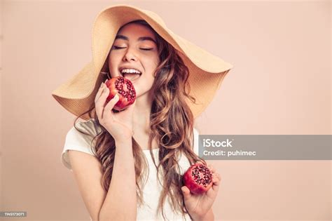 색깔의 배경에 과일이 있는 여름 모자에 있는 소녀의 초상화 가지 식물 부위에 대한 스톡 사진 및 기타 이미지 가지 식물 부위